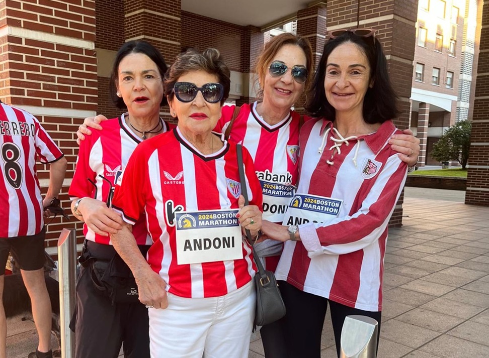 Numerosos amigos de Andoni Iruarrizaga, junto a su familia, le rinden ...