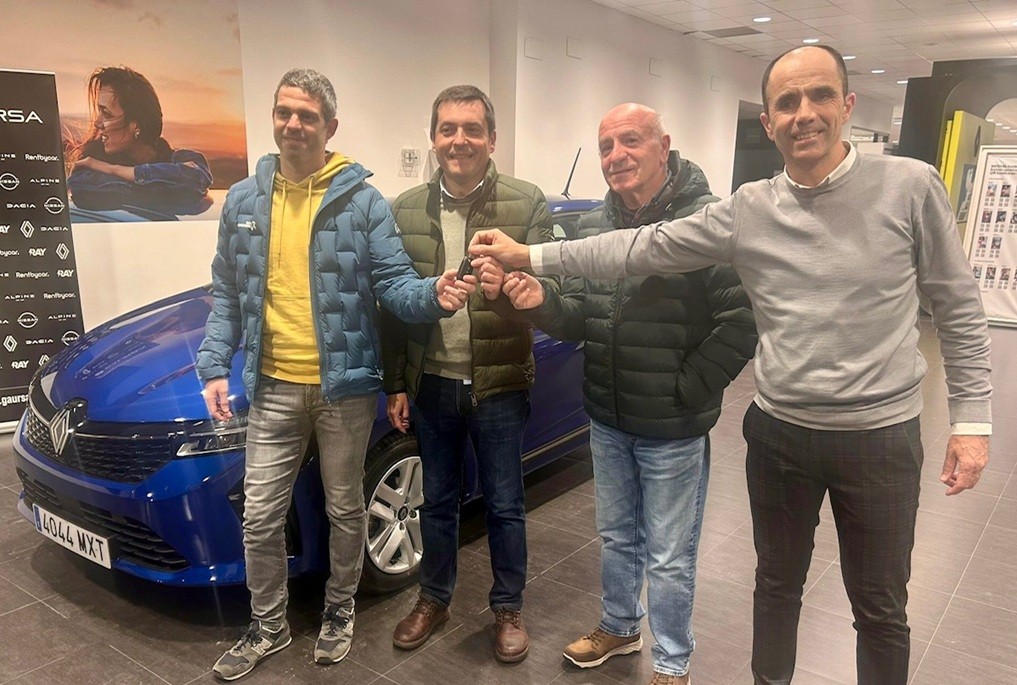 Aritz Aldalur, ganador del coche de la JAED, recoge las llaves del ...