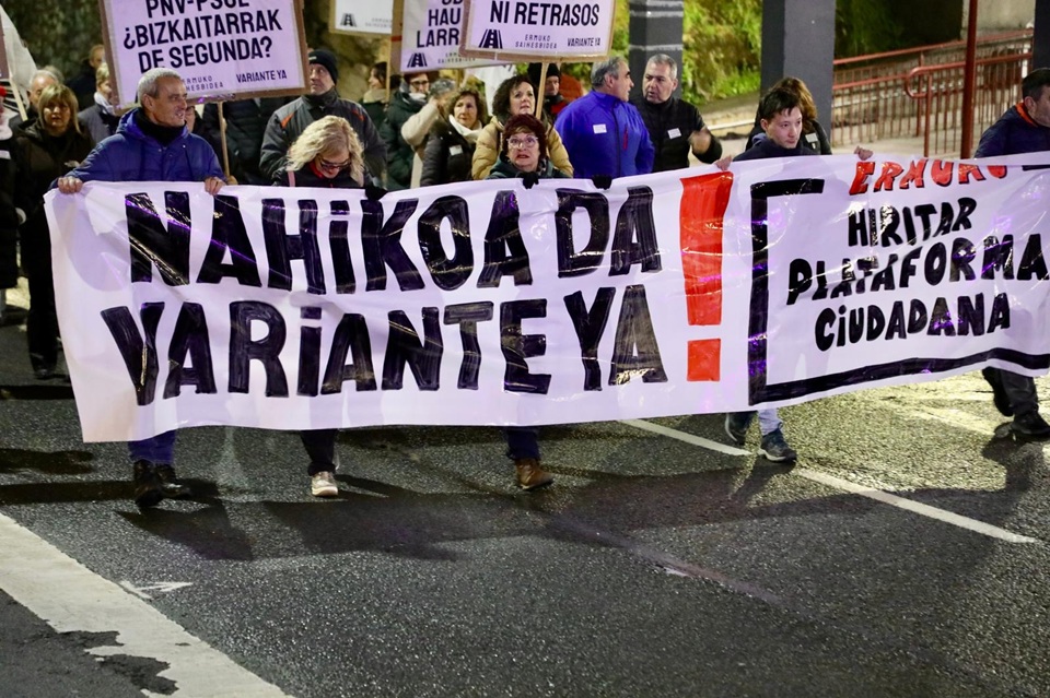 Centenares de personas exigen la variante en Ermua: ¡Basta ya! | dotb ...